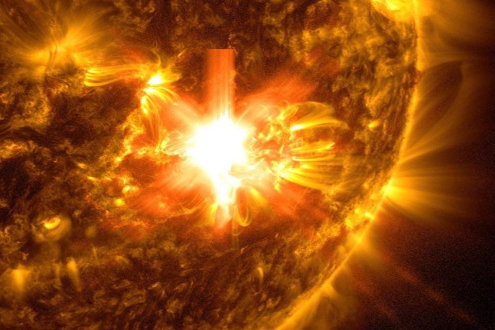 Surya IBM-NASA, AI Deteksi Badai Matahari yang Ancam Satelit dan ...